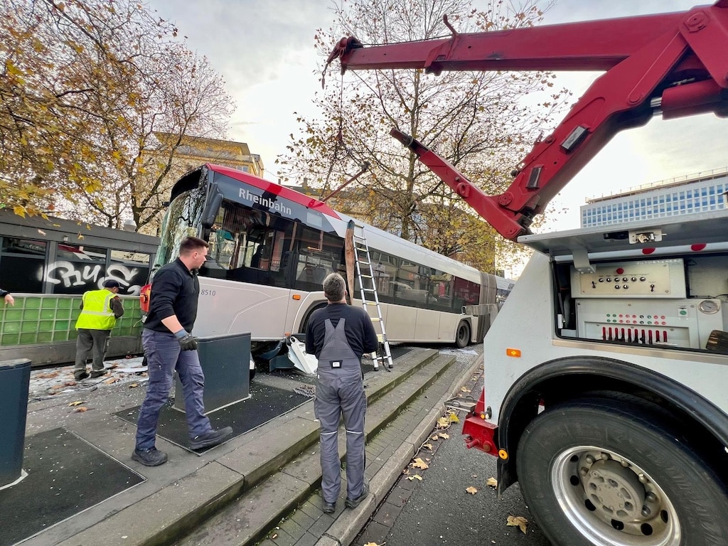 Busunfall am Worringer Platz: Fahrer erleidet medizinischen Notfall - Lokalbüro Düsseldorf